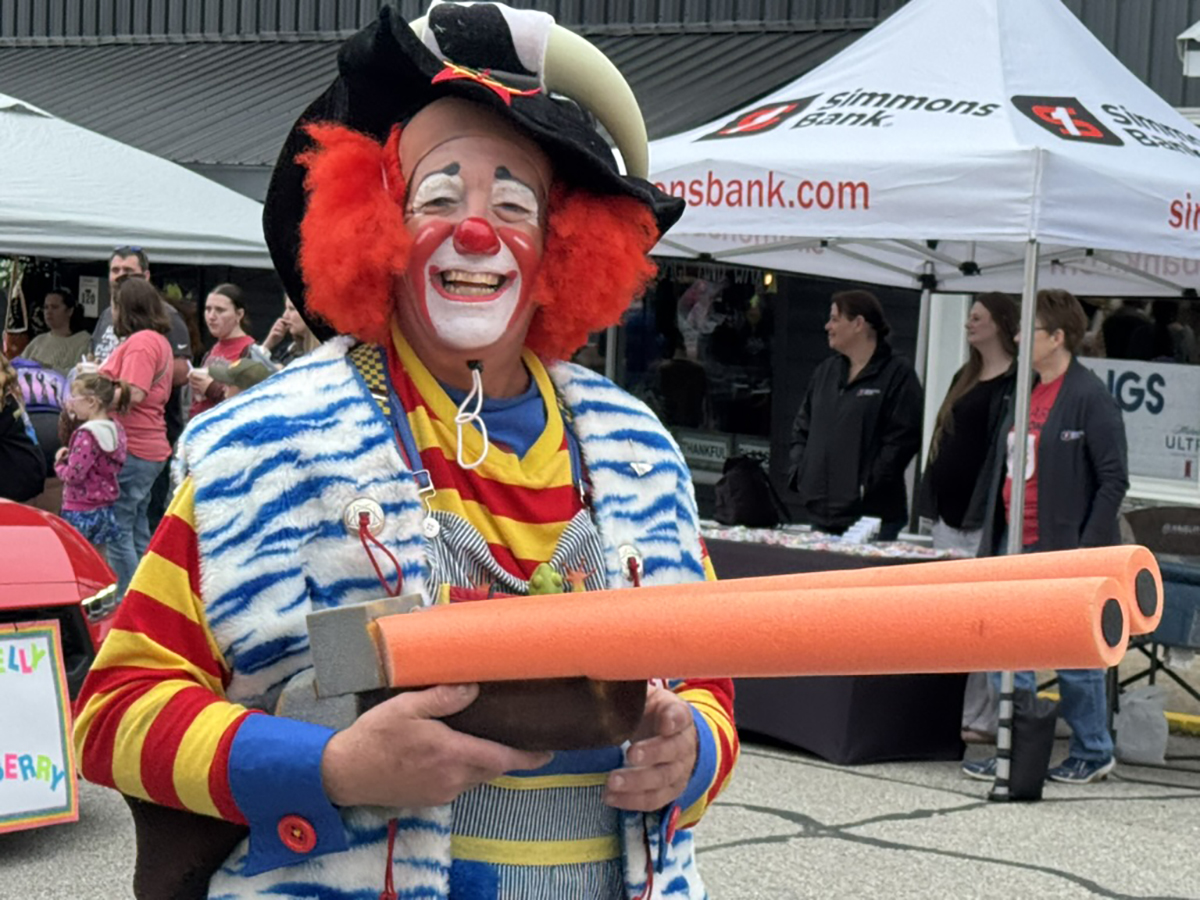 Red noses, smiles fill Kelly Festival streets Saturday - Houston Herald