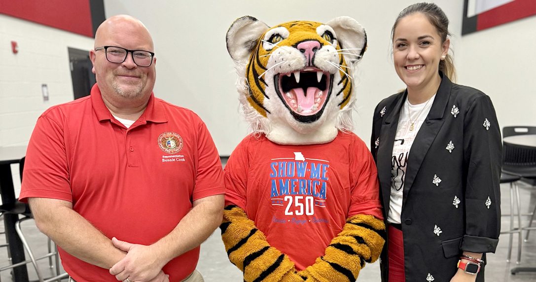 Cook presents commemorative shirt to HHS mascot - Houston Herald