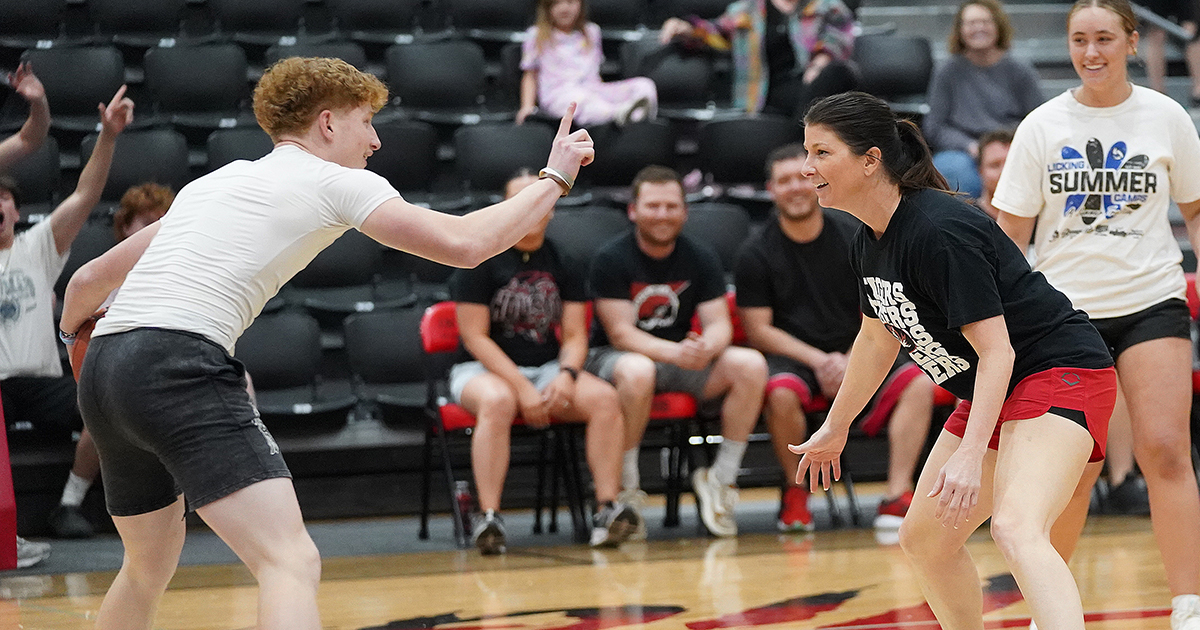 PHOTOS: HHS seniors face staff in annual basketball showdown - Houston ...